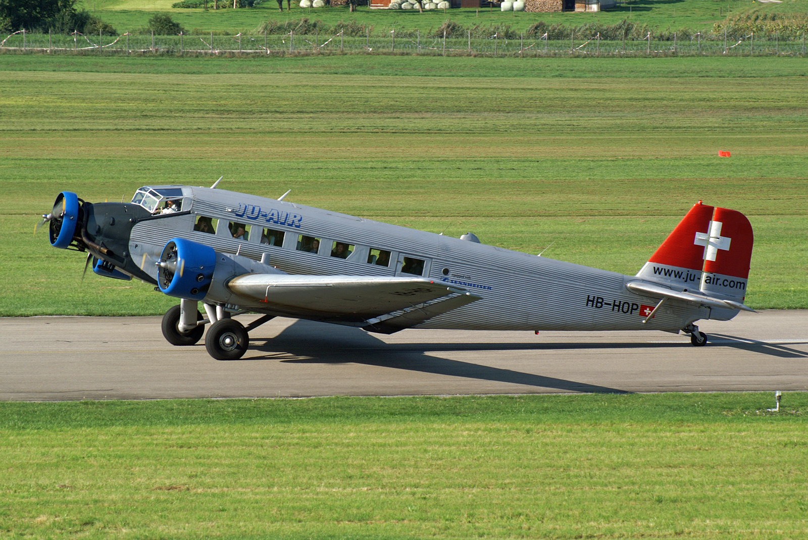 20 muertos en accidente de avión clásico (solo hay 6) en Alpes Suizos ...