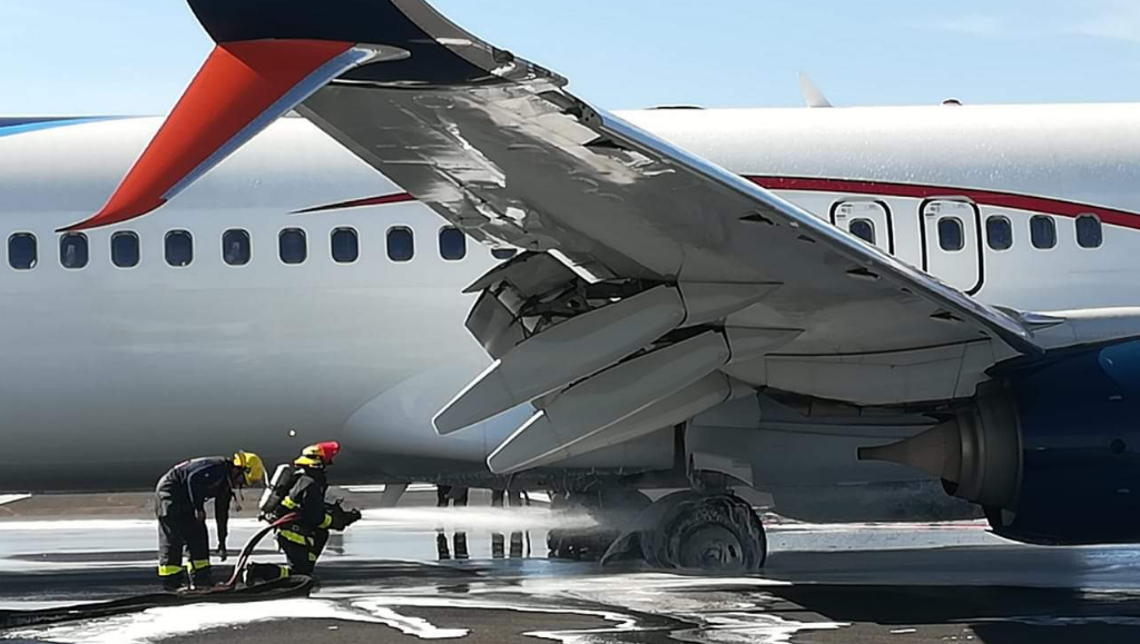 Boeing 737 De Aeroméxico Sufre Problemas Con Tren De Aterrizaje En